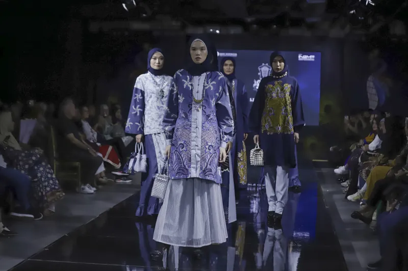 Intip Busana Perpaduan Corak Bunga Lily Air dan Batik