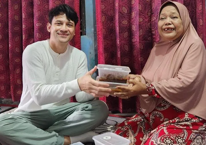 Lucky Perdana Antarkan Daging Kurban Matang ke Rumah Warga