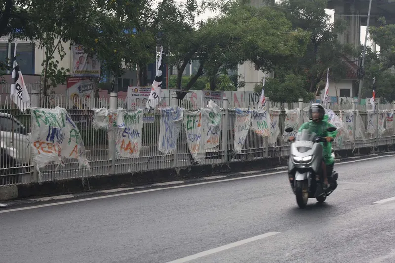 Manfaatkan Karung Bekas Untuk Spanduk Dukungan Capres