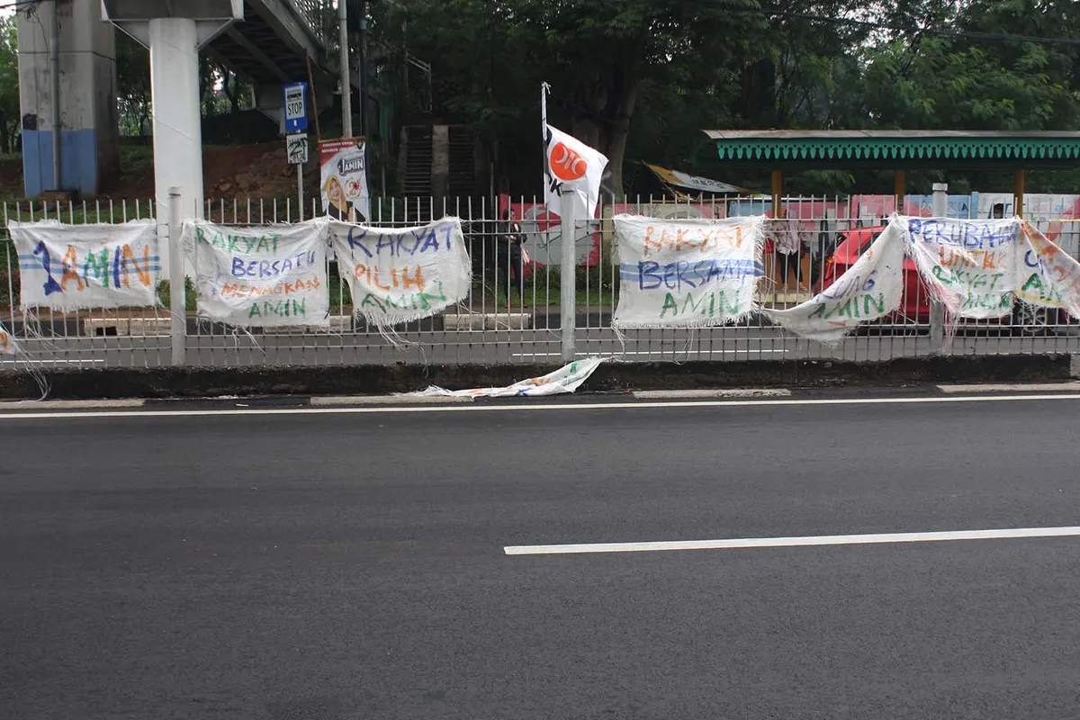 Manfaatkan Karung Bekas Untuk Spanduk Dukungan Capres