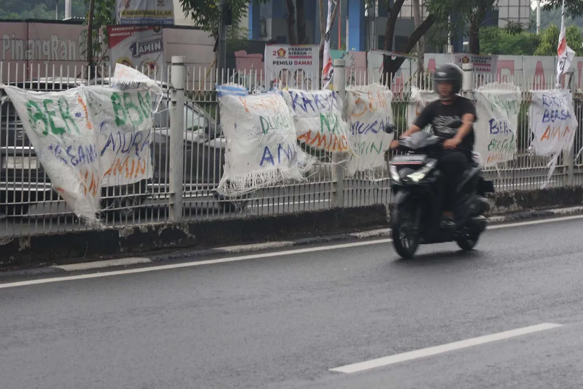 Manfaatkan Karung Bekas Untuk Spanduk Dukungan Capres